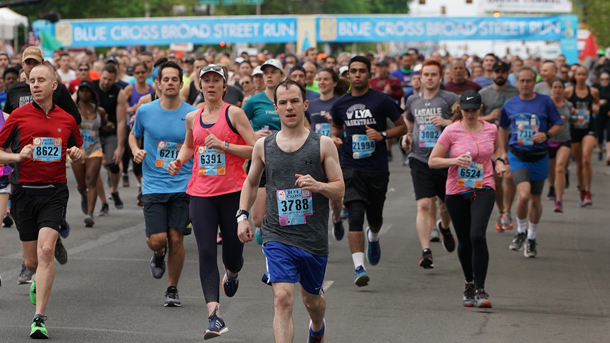 First Runners Cross the Finish Line at the 2018 Blue Cross Broad Street ...