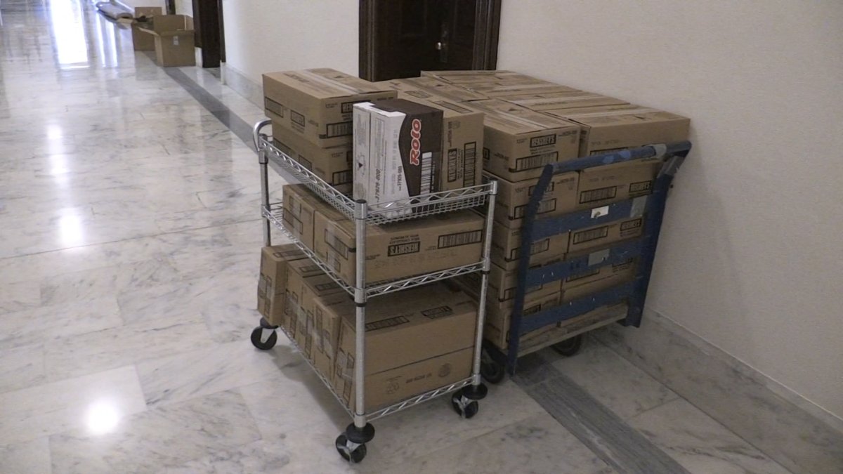 Hershey Sends 700 Pounds of Candy to Fill ‘Candy Desk’ in US Senate ...