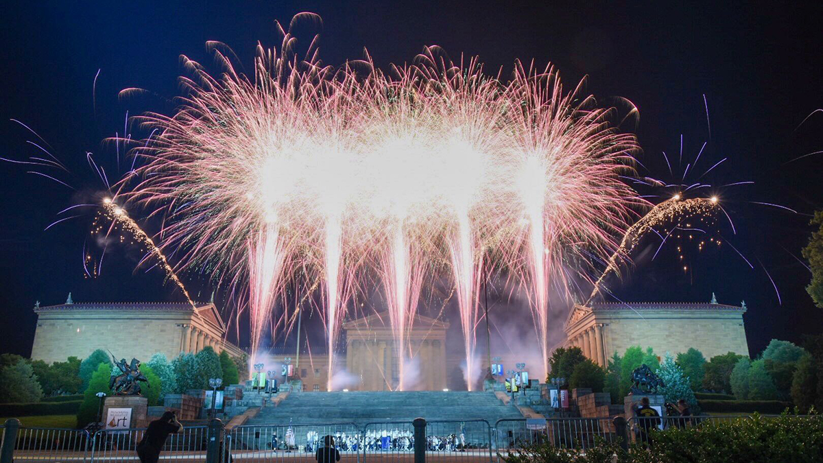 Fireworks Light Up the Sky Above the Ben Franklin Parkway – NBC10 ...