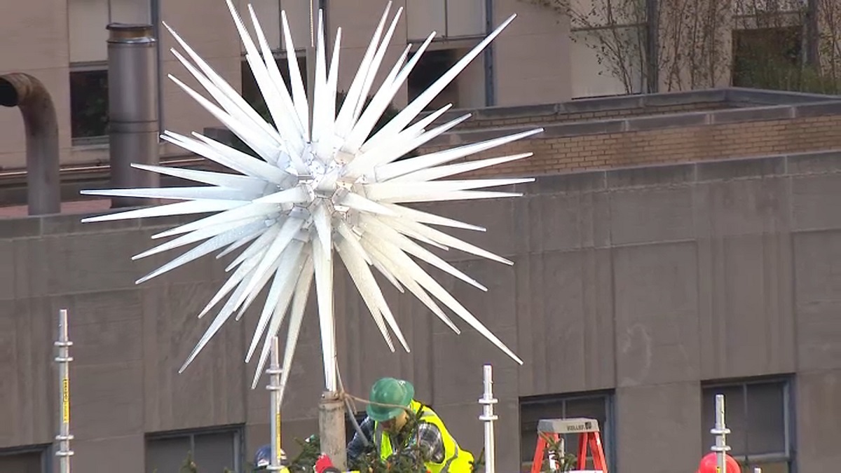 Swarovski Crystal Star Adorns Top of Rockefeller Center Christmas Tree ...
