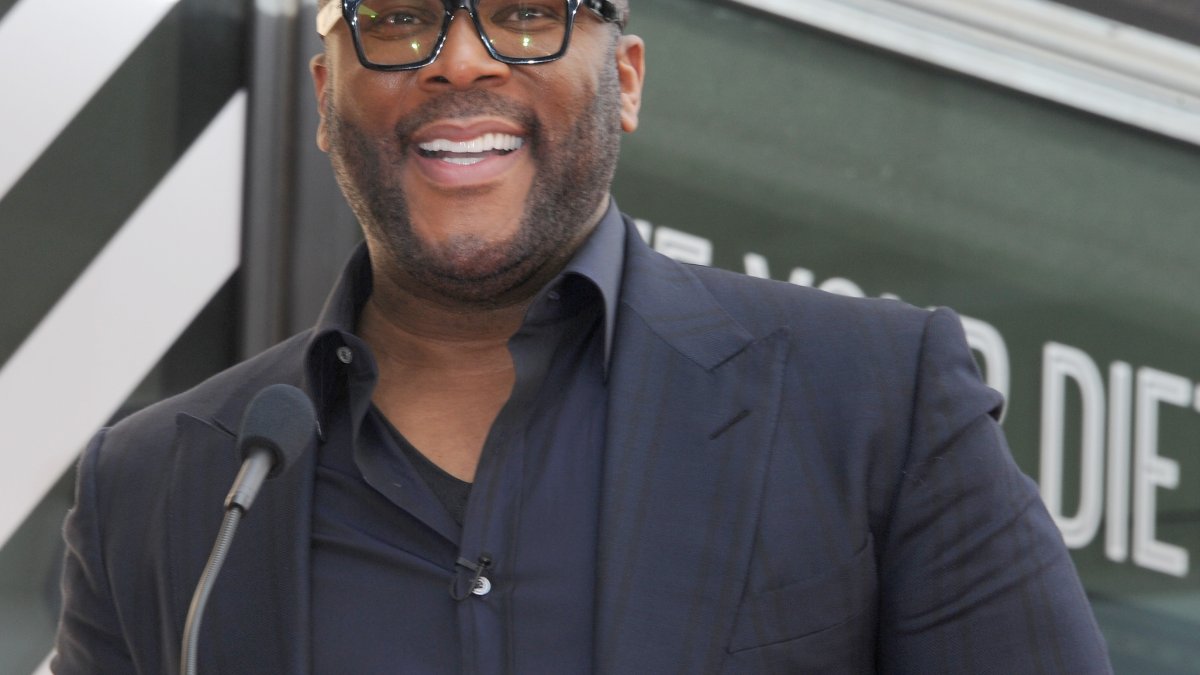 Cars Line Up for Miles for Tyler Perry Atlanta Food Giveaway – NBC10 ...