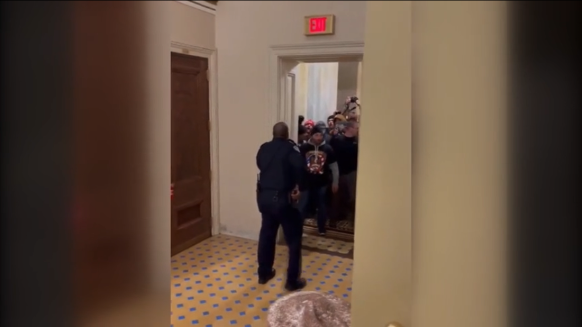 Reporter Videos Officer at Capitol – NBC10 Philadelphia