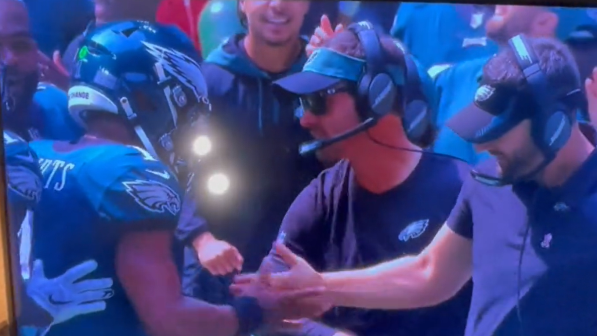 Eagles’ Jalen Hurts, Nick Sirianni Show Off Their Awesome Handshake Vs ...