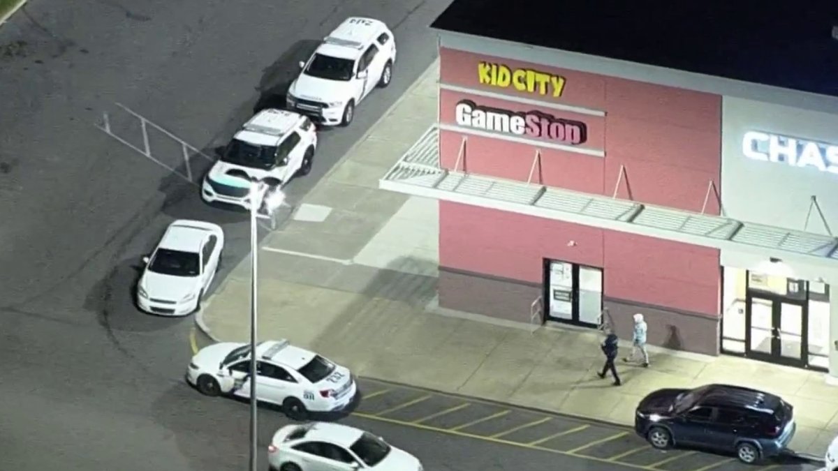 Woman Managing Philadelphia GameStop Shot During Robbery Attempt ...