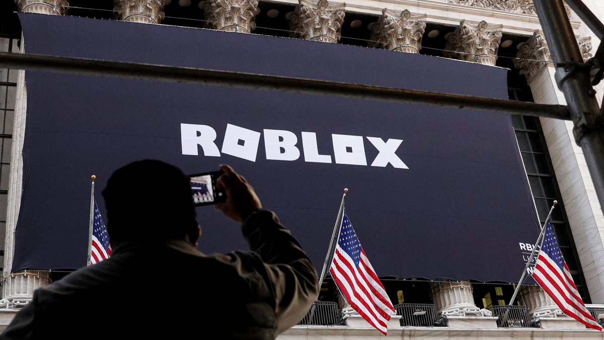Roblox Closes Down More Than 15% After November Update Shows Slowing ...