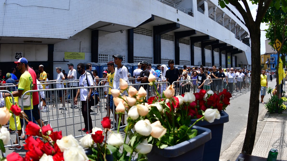 Brazil Mourns Soccer Legend Pelé at Stadium Where He Got His Start ...
