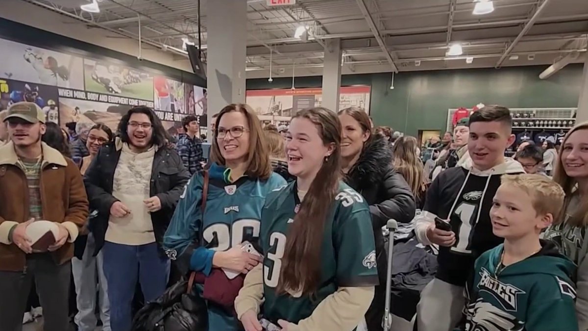 Eagles’ Boston Scott Meets Fans in King of Prussia – NBC10 Philadelphia