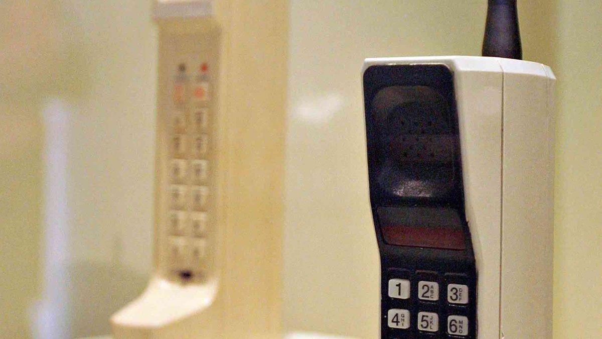 Motorola Engineer Celebrates 50th Anniversary of First Cellphone Call ...