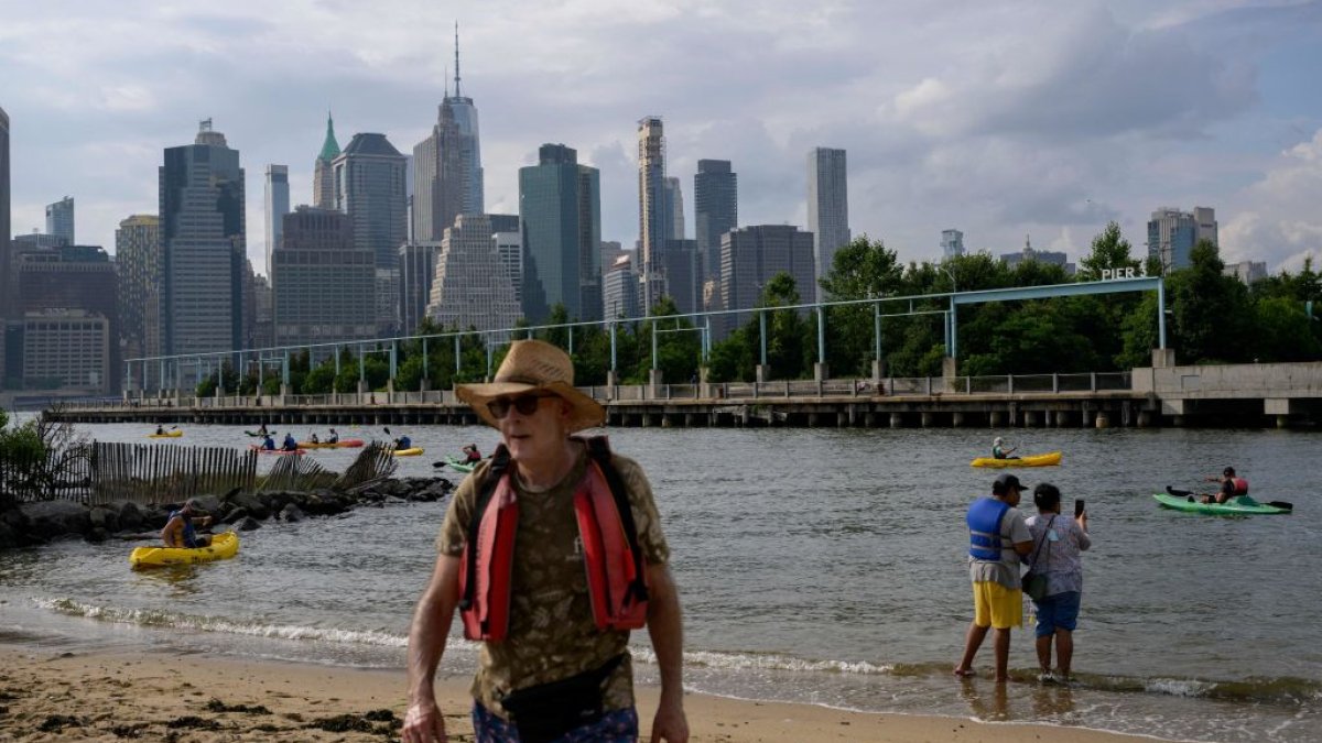 Canada wildfires: fires persist as smoky haze is set to intensify ...