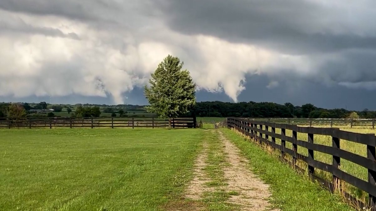WATCH: 2 tornadoes forming at same time in Chicago suburb – NBC10 ...