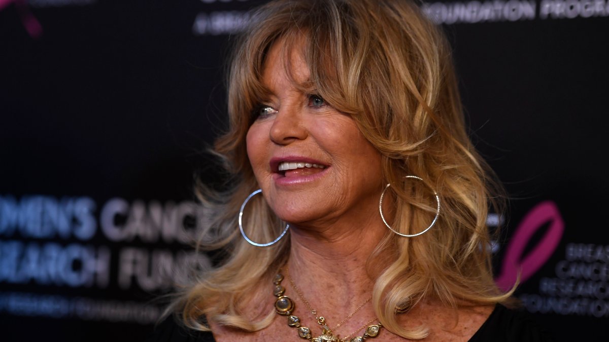 Goldie Hawn says aliens may have touched her face in an out-of-this ...