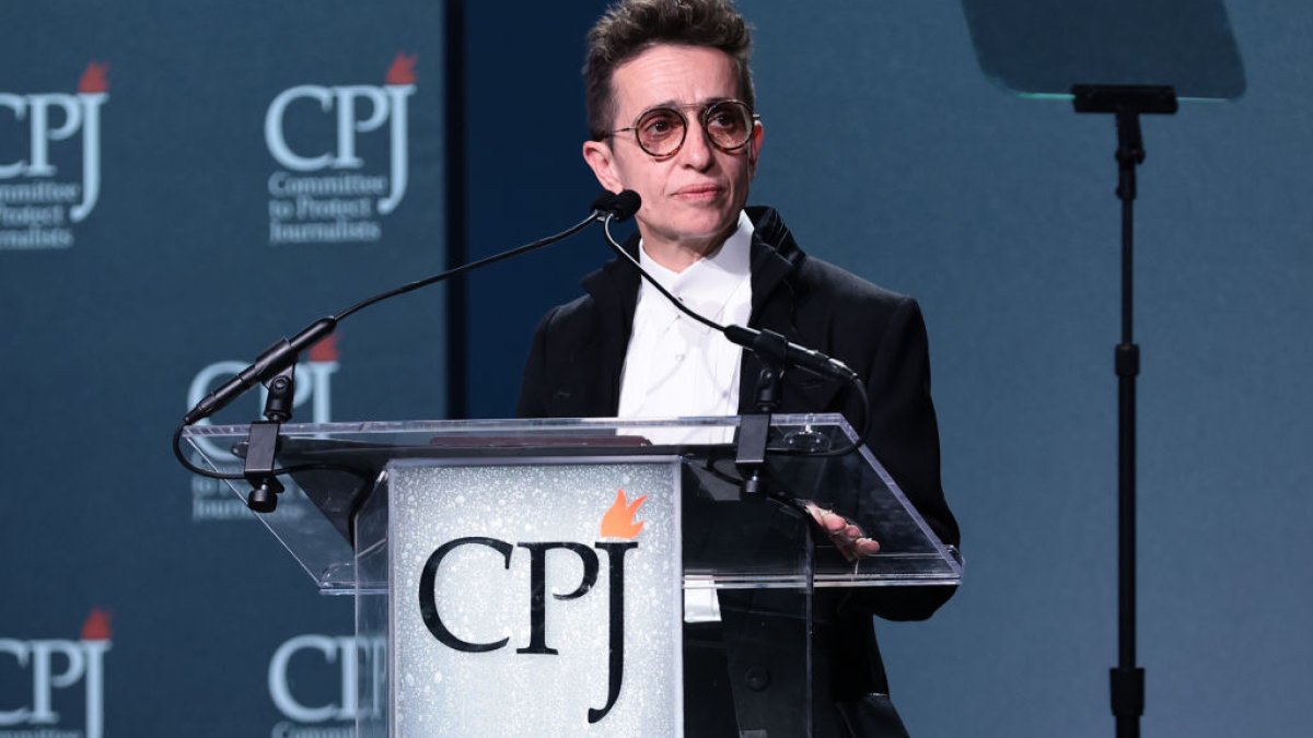 Kremlin Puts Russian Us Journalist Masha Gessen On Wanted List Nbc10