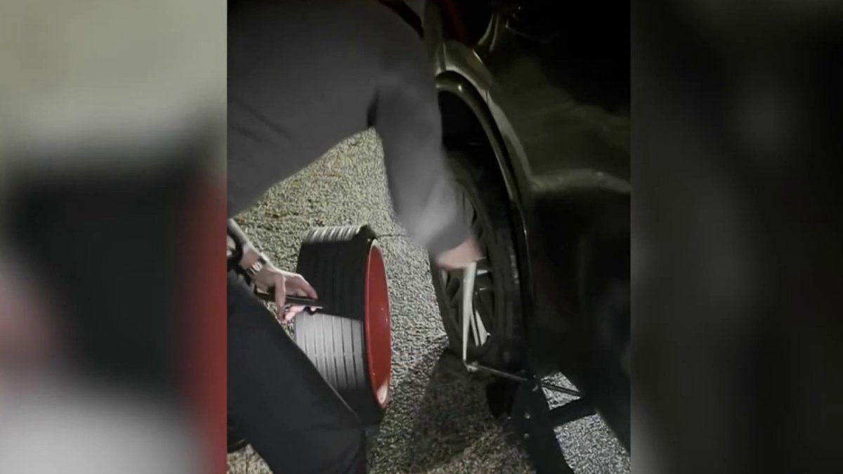 Keith Jones gets assist from Lucy Bustamante after he blows tire on I-76 – NBC10 Philadelphia