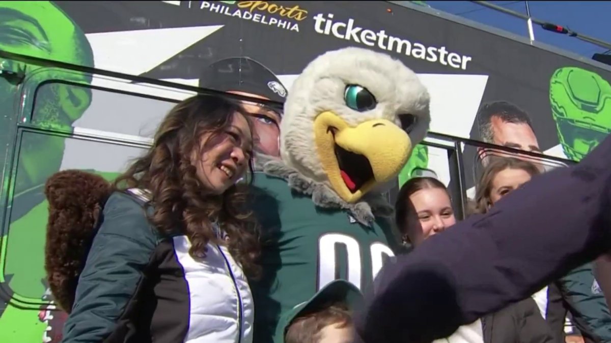 ‘Road to Victory’ bus tour kicks off excitement for Eagles playoff run ...