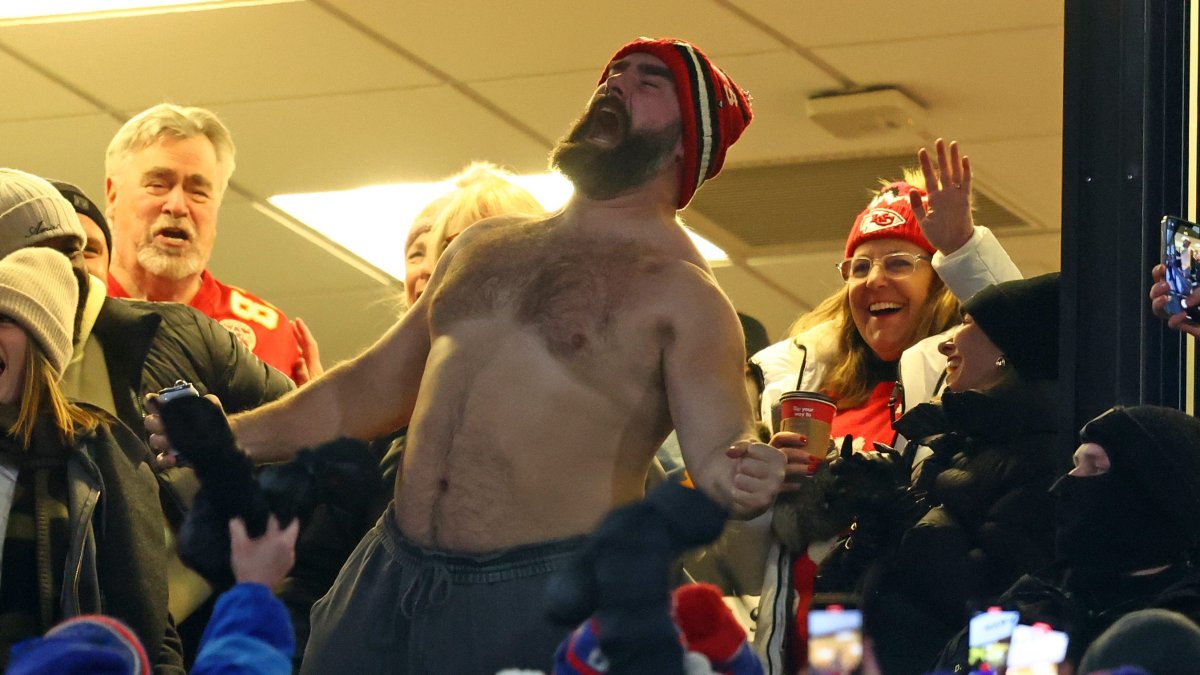 Jason Kelce has epic shirtless celebration after brother Travis’ TD – NBC10 Philadelphia