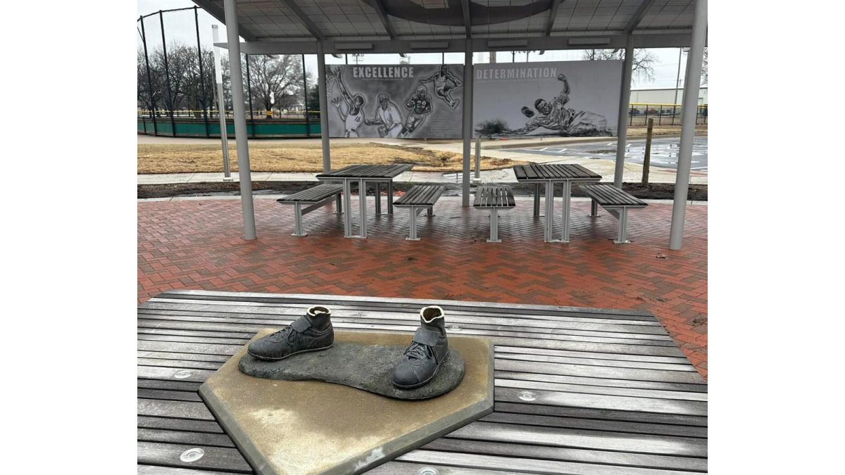 Jackie Robinson statue stolen from Kansas park, video shows – NBC10 ... Jackie Robinson statue stolen from Kansas park, video shows – NBC10 ...