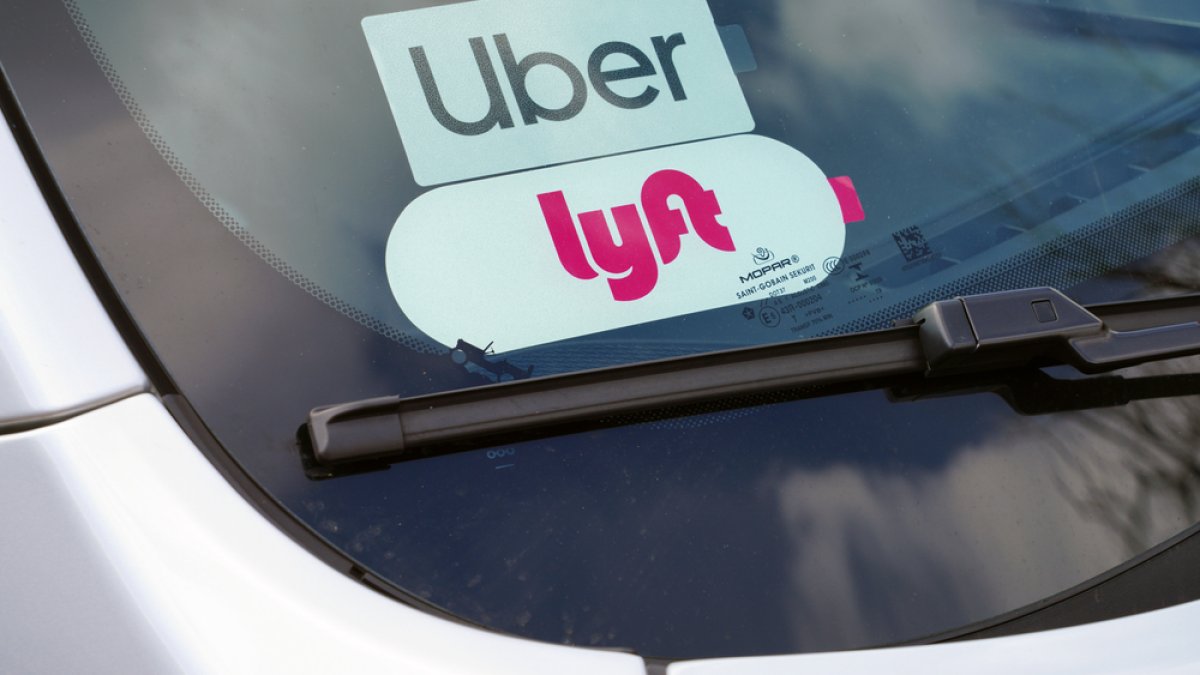 Rideshare driver charged with trying to lure university students ...