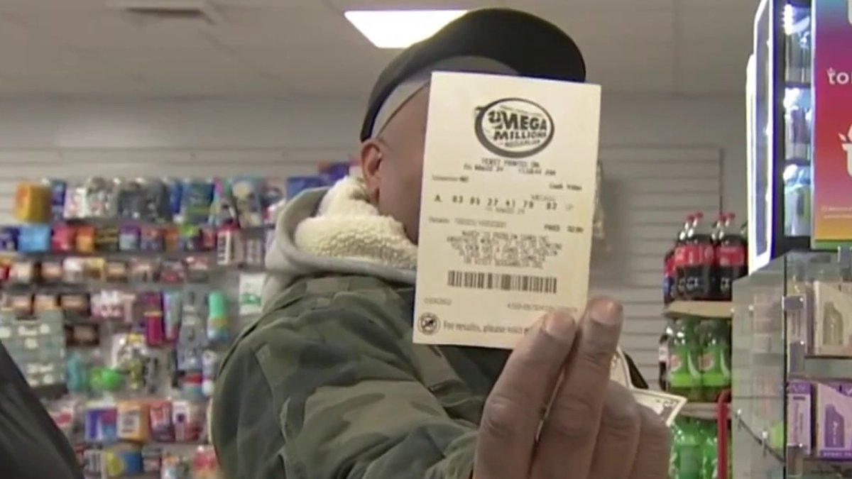 Combined Jackpot Of 1 7 Billion Up For Grabs With Mega Millions And