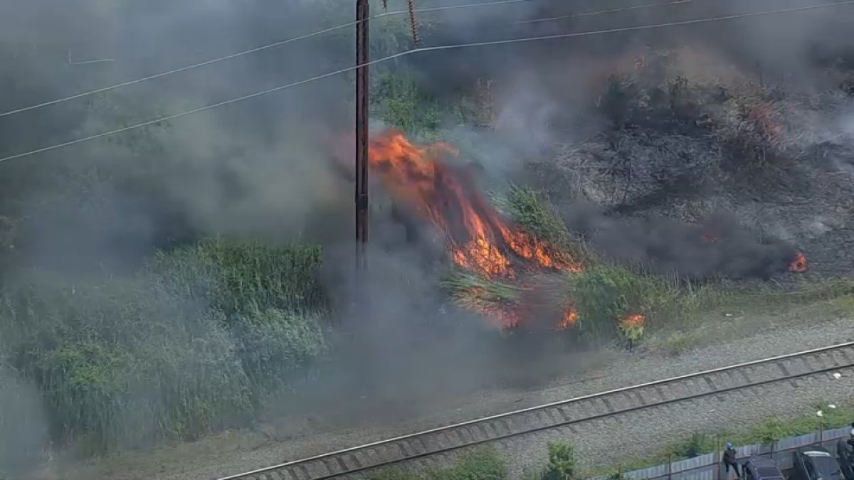 Fire spreads up train tracks in North Philadelphia – NBC10 Philadelphia
