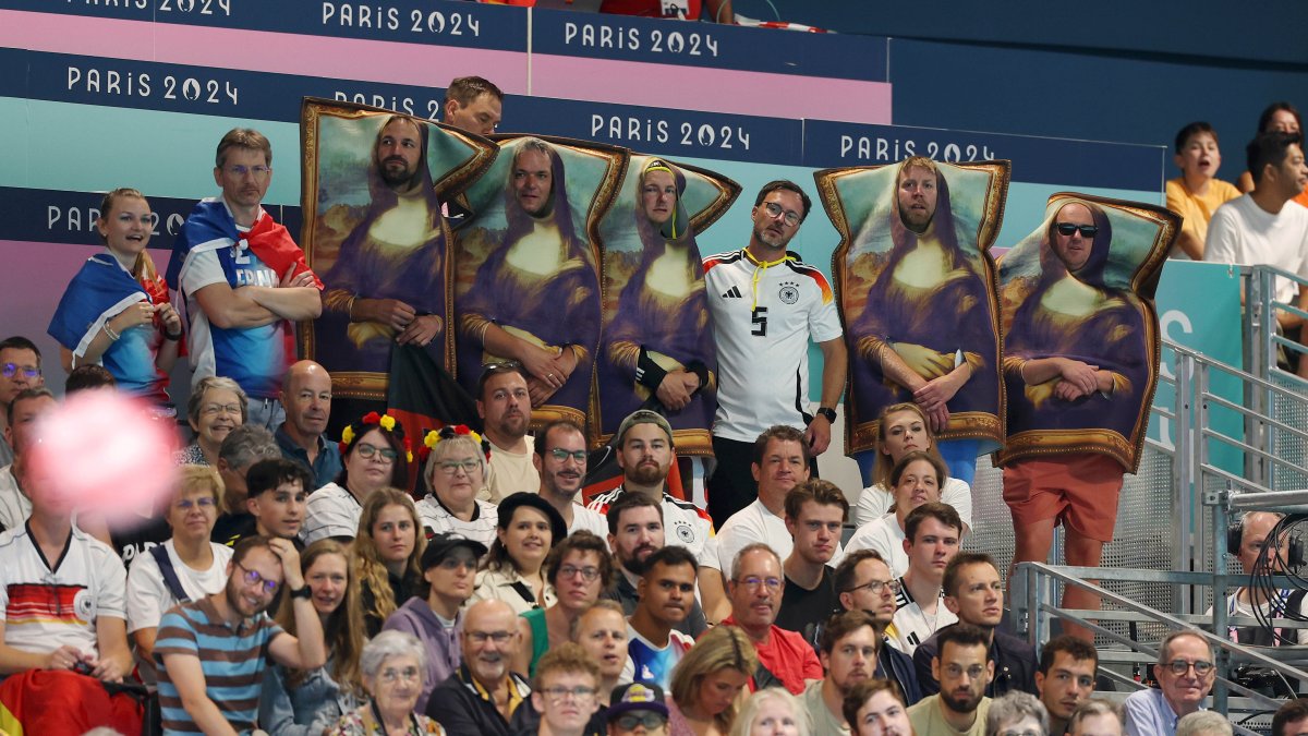 Fans dress as Mona Lisa at handball match – NBC10 Philadelphia