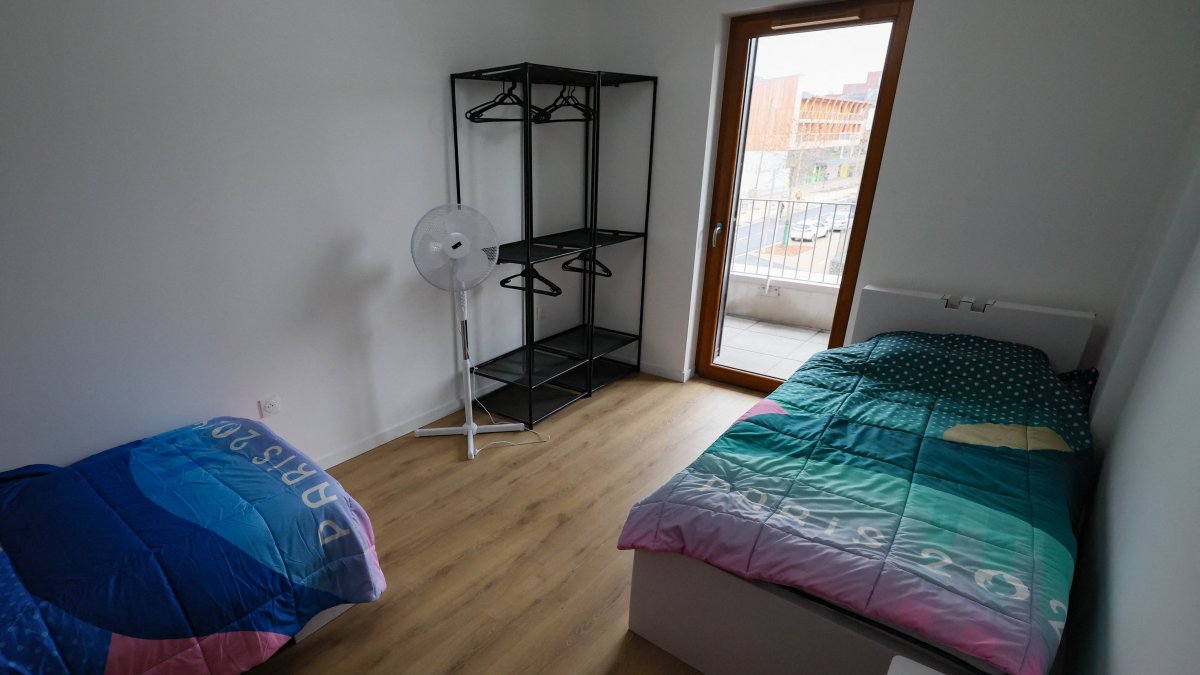 US runner Chari Hawkins shows her Olympic Village room – NBC10 Philadelphia