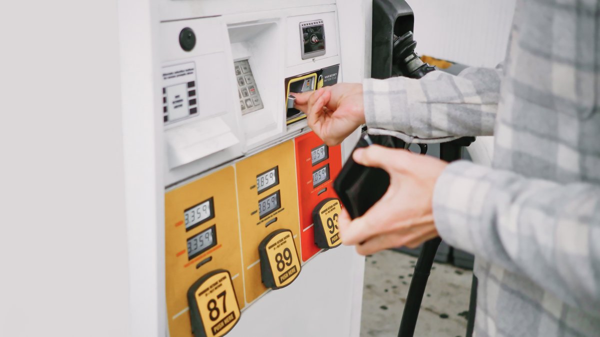 Gas saving tips: Finding the best prices and best days to fill up ...