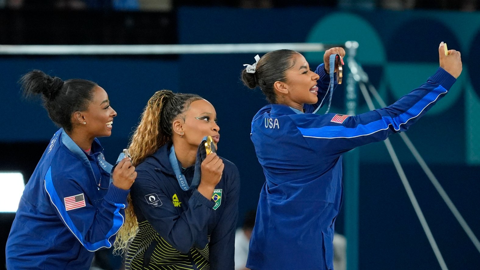 Why Simone Biles, Jordan Chiles bowed to Brazil’s Rebeca Andrade ... Why Simone Biles, Jordan Chiles bowed to Brazil’s Rebeca Andrade ...