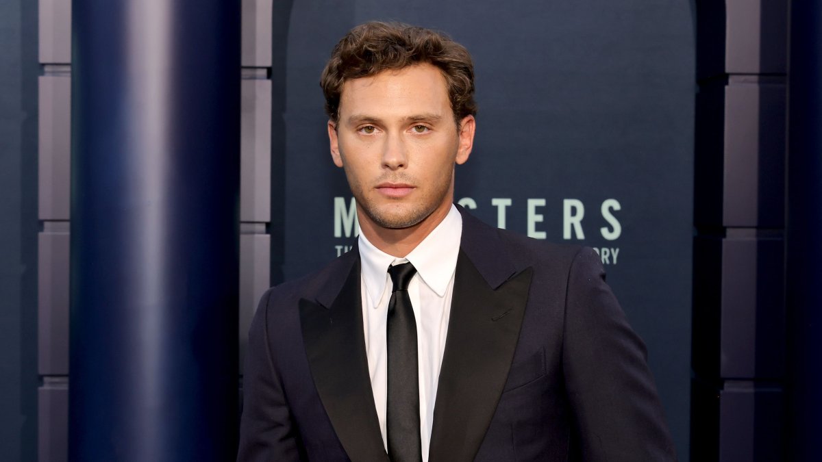 ‘Monsters’ actor met Erik Menendez: ‘I got to tell him I believe him ...