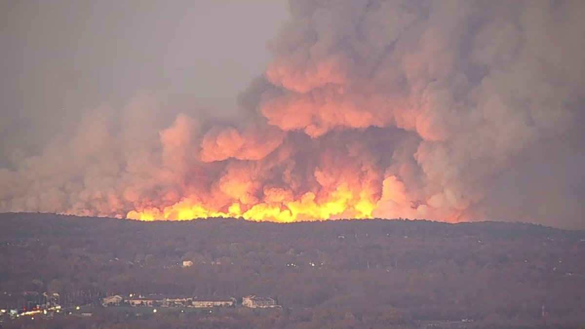Camden, Burlington counties wildfire threatens Marlton homes – NBC10 ...