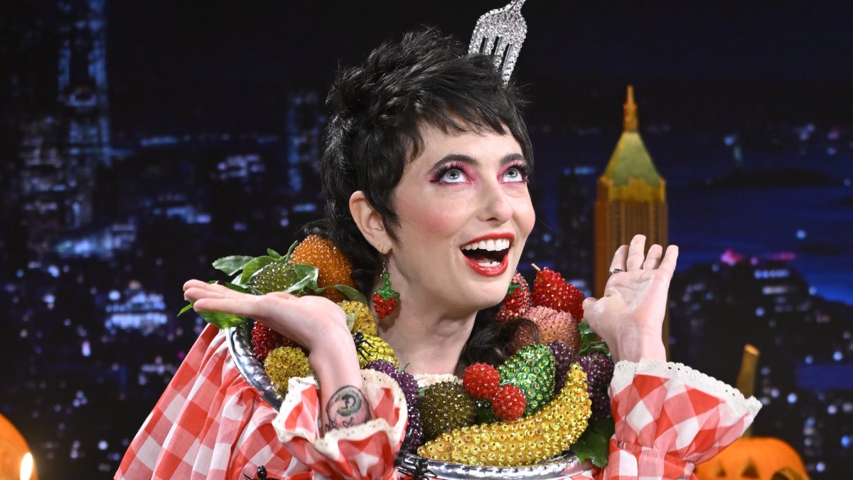 Sarah Sherman discusses the viral domingo ‘SNL’ sketch and reads her ...