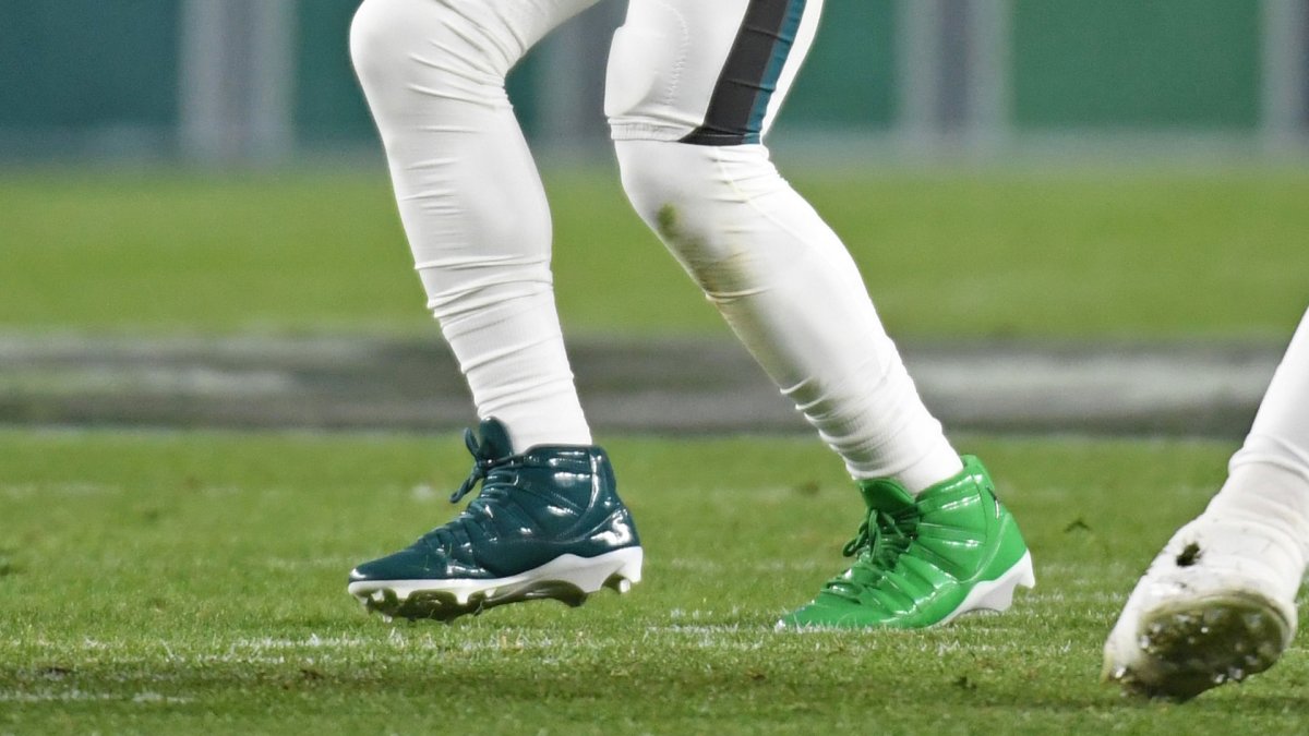 Eagles’ Jalen Hurts fined for his 2-shoe game against Steelers – NBC10 ...
