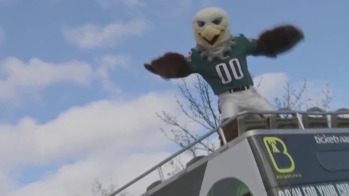 Fans come out in full force for the Eagles Road to Victory Bus Tour ...