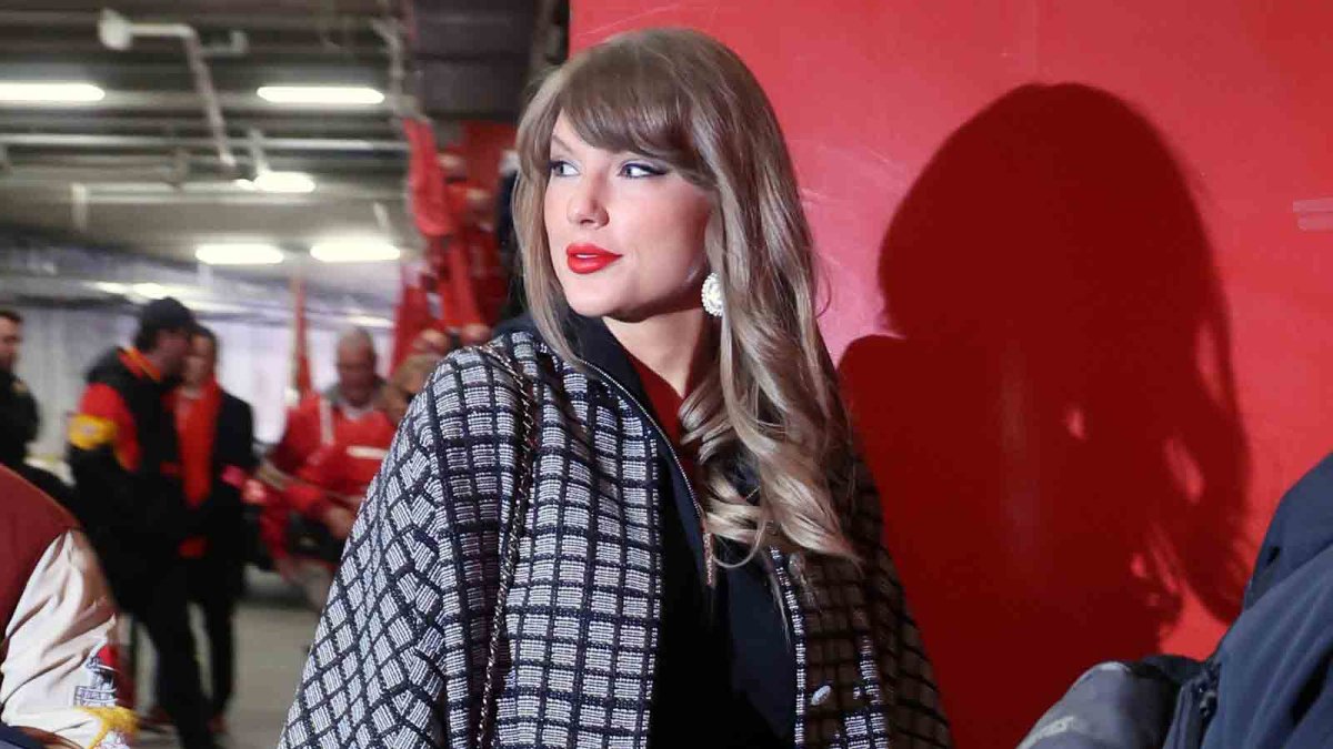 Taylor Swift at Arrowhead Stadium for Chiefs-Texans playoff game ...