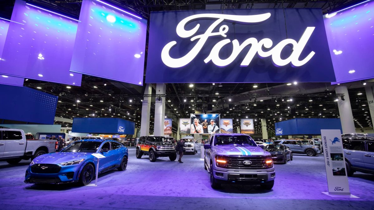 Ford beats earnings expectations but forecasts tougher year ahead ...