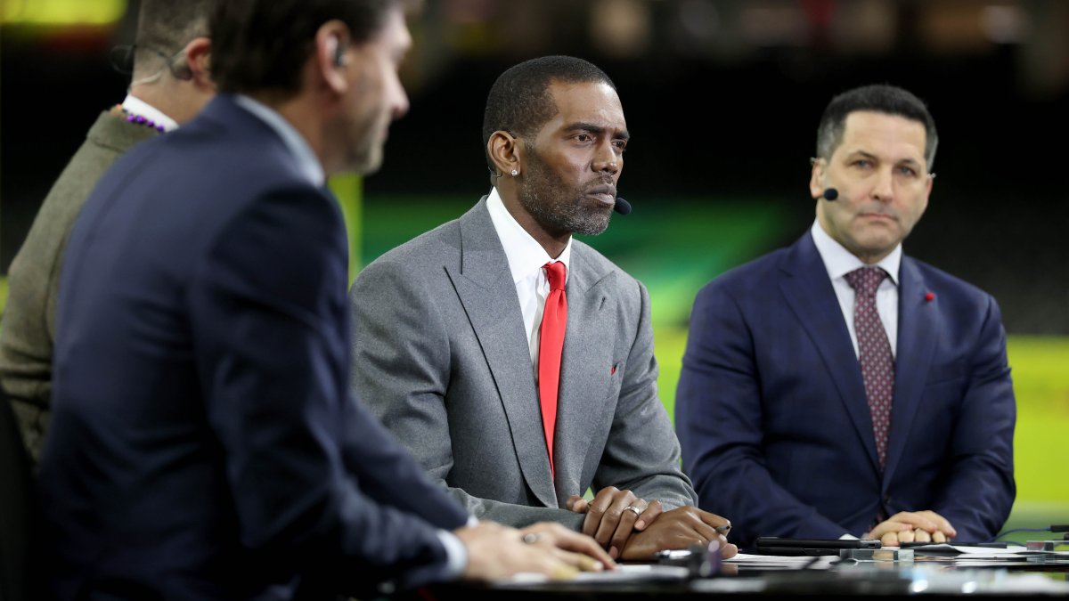 Randy Moss makes emotional return to ESPN after cancer treatment ...