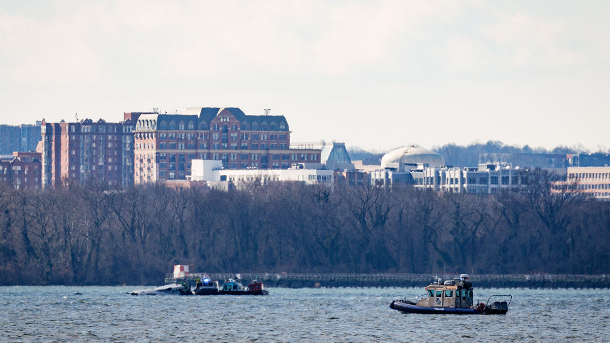 Recovery crews search Potomac after DC plane crash – NBC10 Philadelphia