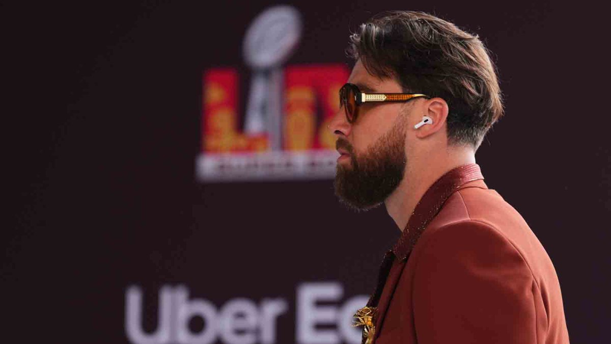 Travis Kelce arrives at Super Bowl in John Travolta style outfit – NBC10 Philadelphia