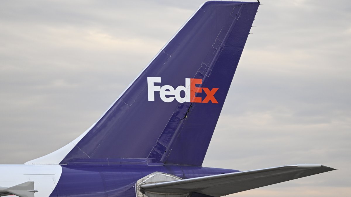 FedEx plane makes emergency landing in Newark after bird strike – NBC10 ...