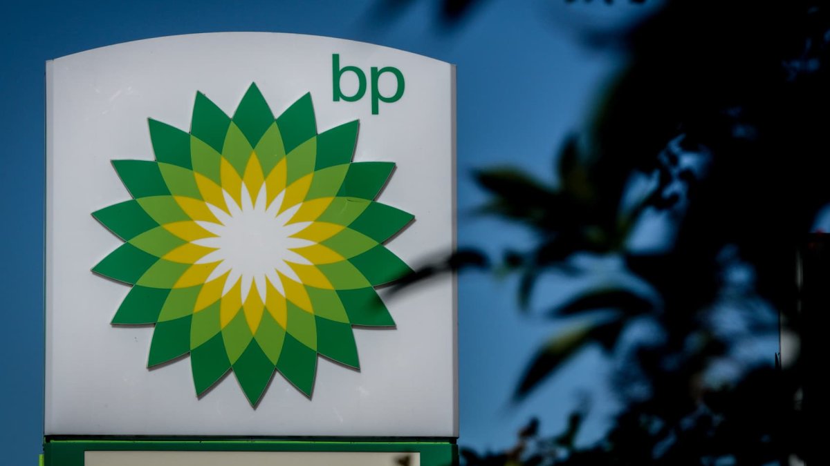 Oil giant BP braces for shareholder showdown over green strategy U-turn ...