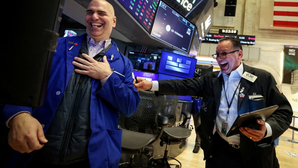S&P 500 rises to new closing record, boosted by solid earnings and U.S ...