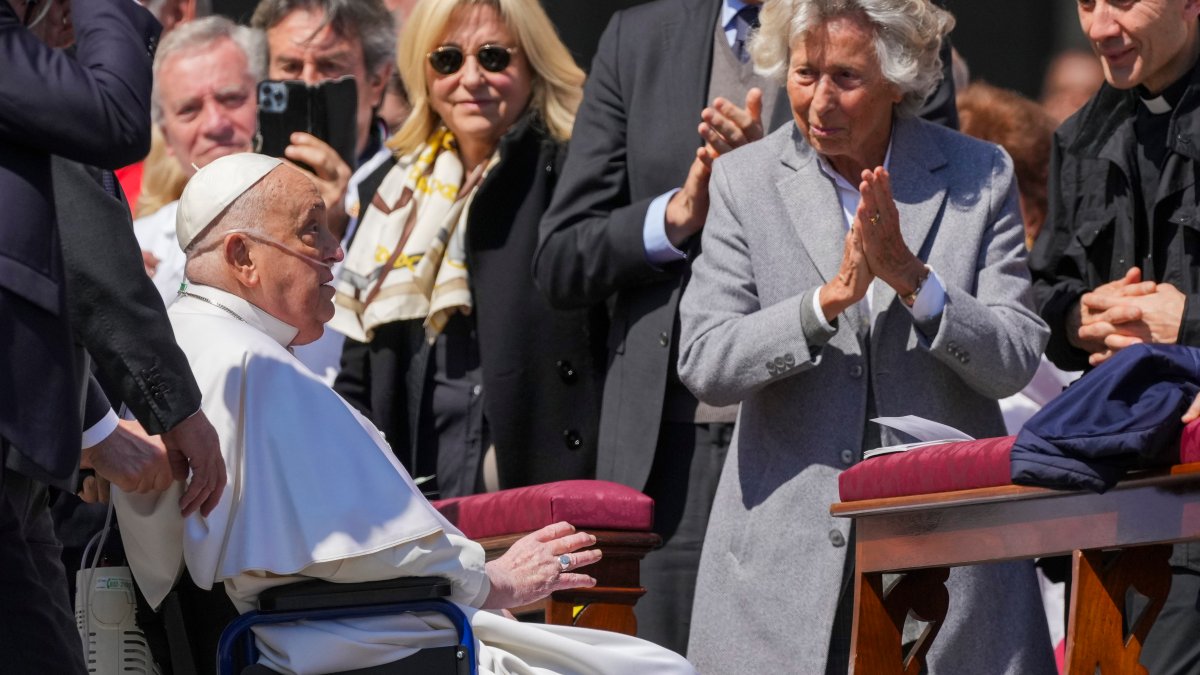 Pope unexpectedly appears before crowd in St. Peter’s Square – NBC10 ...