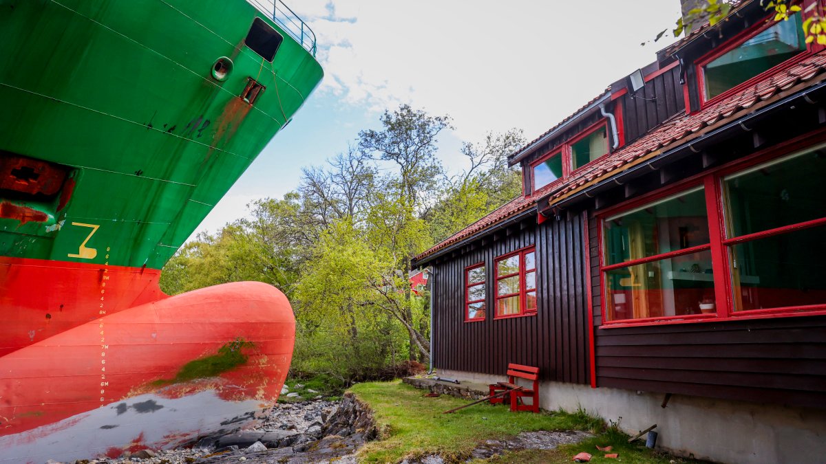 Cargo ship narrowly misses crashing into home in Norway – NBC10 ...