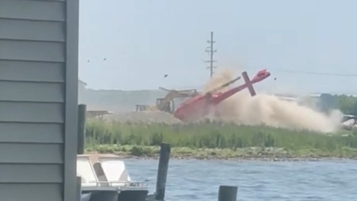 Watch: Helicopter crashes near waterfront Michigan restaurant – NBC10 ...