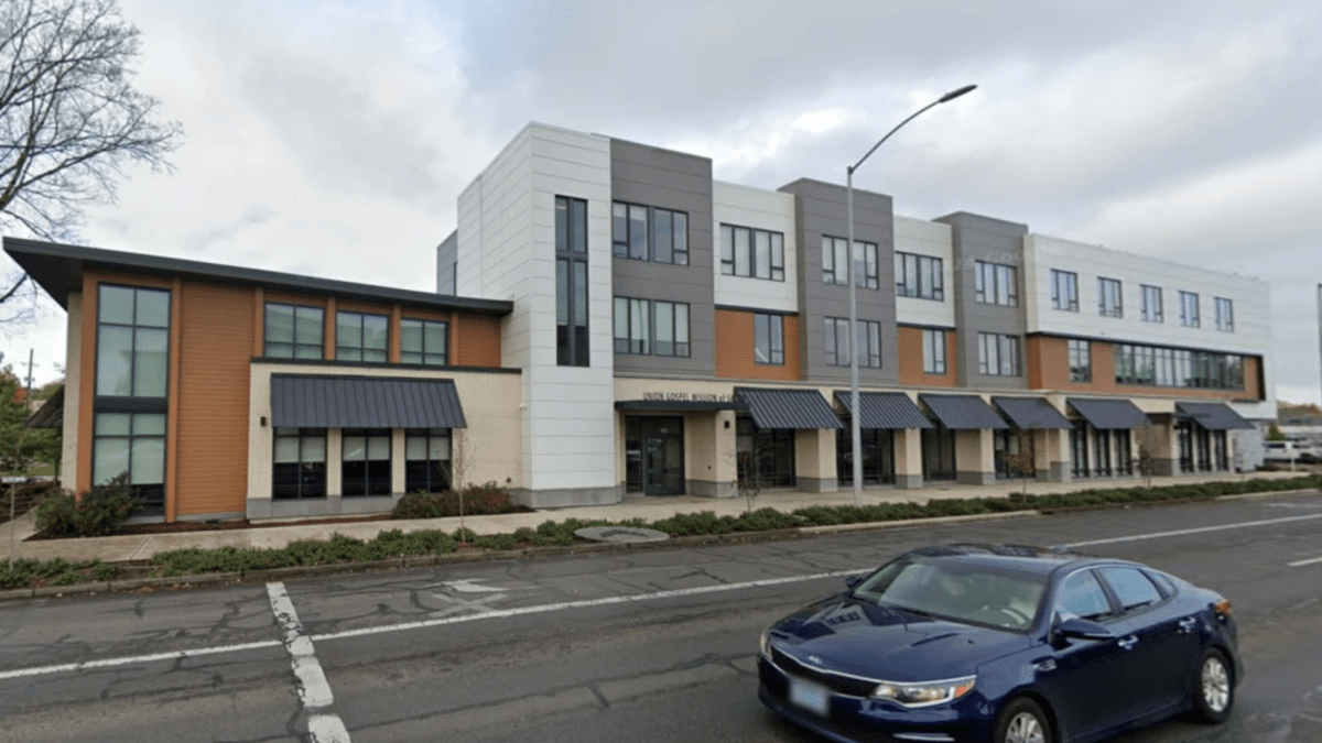 Suspect in custody after 11 stabbed at Oregon homeless services ...