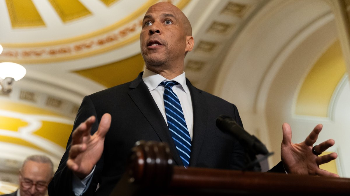 Cory Booker posts personal fundraising record after marathon speech ...
