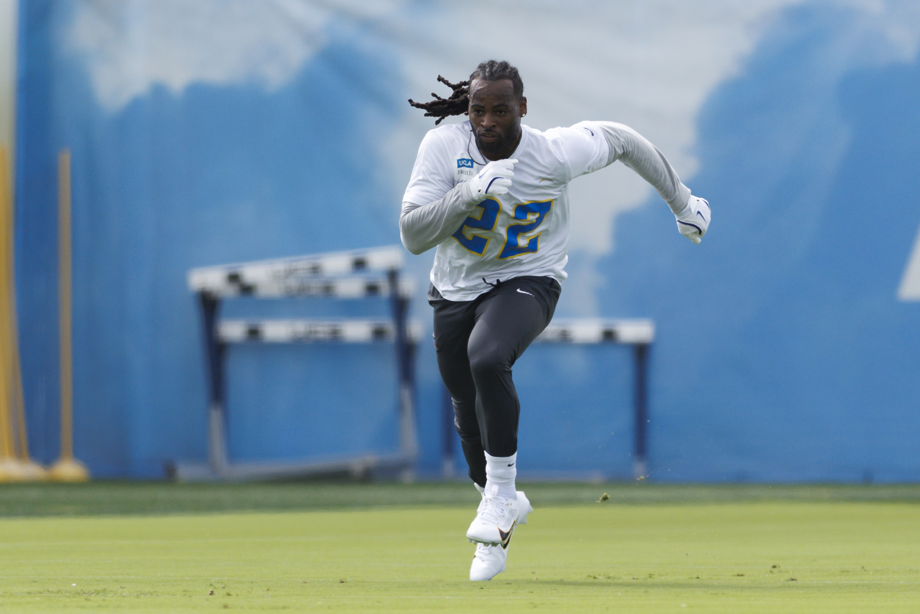 Chargers RB Najee Harris suffers eye injury in fireworks accident ...