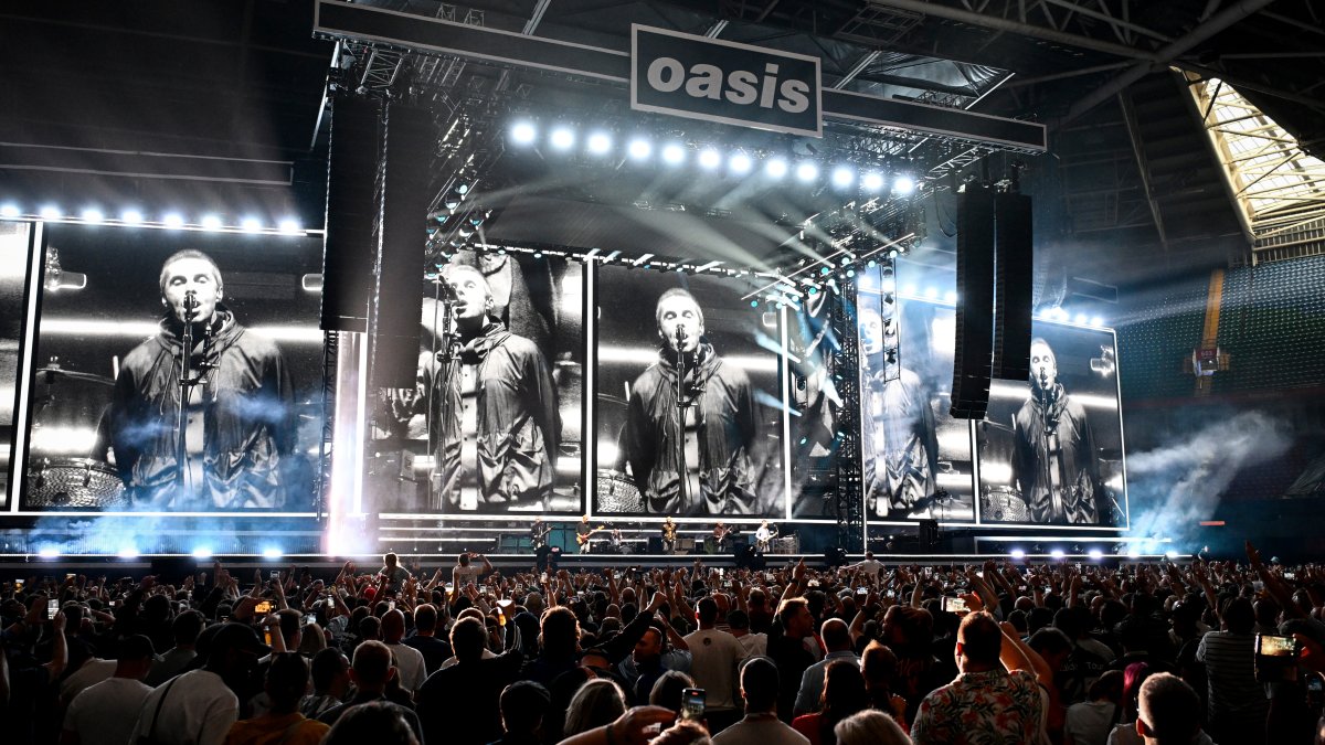 Liam Gallagher welcomes cheaters at Oasis gig after Coldplay kiss‑cam ...