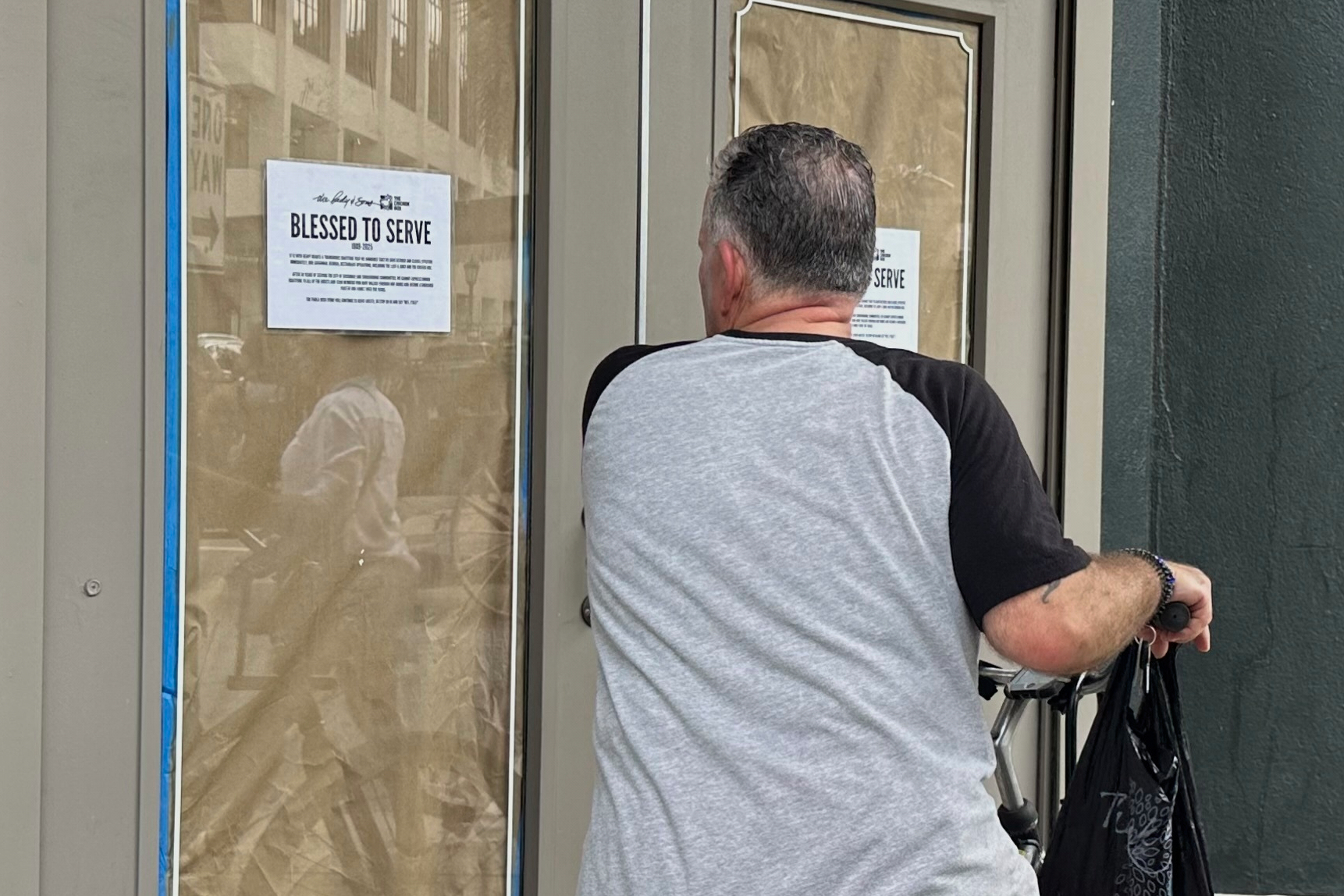 Paula Deen abruptly closes Savannah’s The Lady & Sons restaurant ...