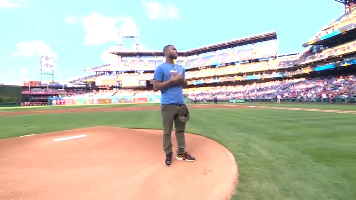 Hero who saved boy during Philly plane crash throws first pitch – NBC10 ...