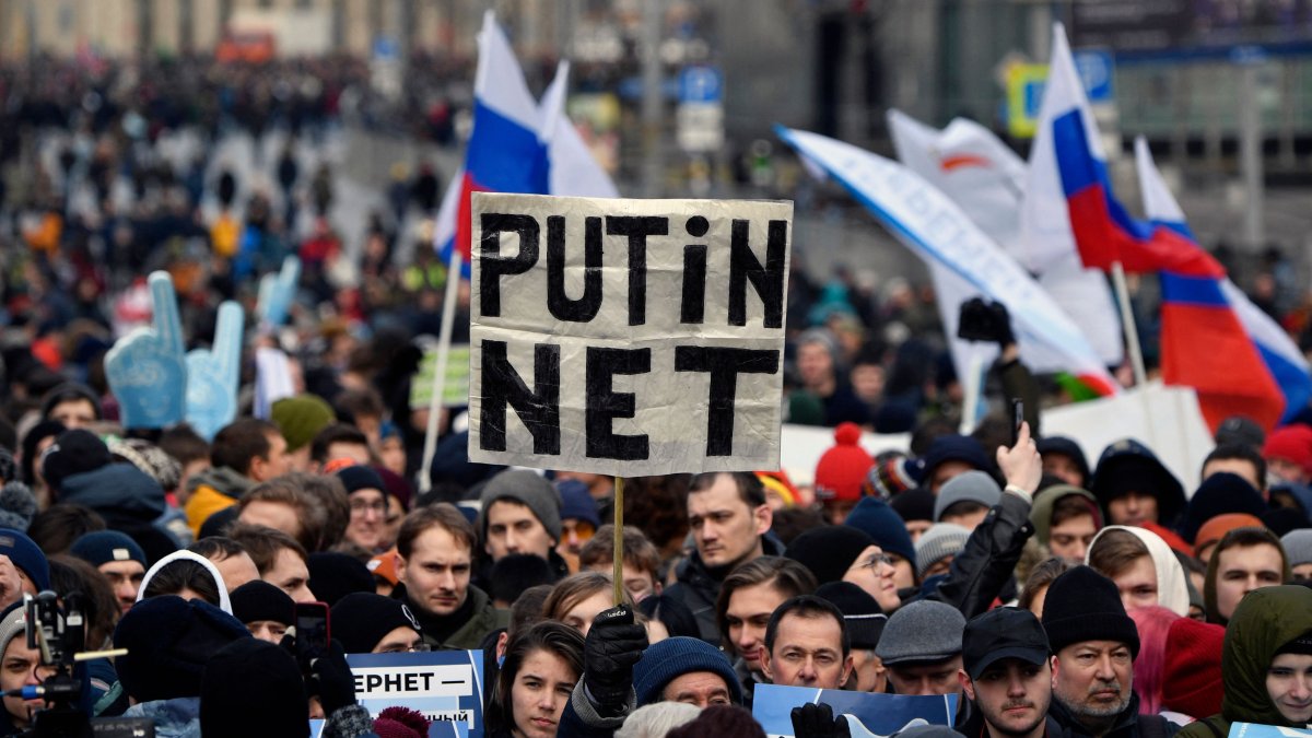 How Russia reins in internet by blocking websites, isolating it – NBC10 ...